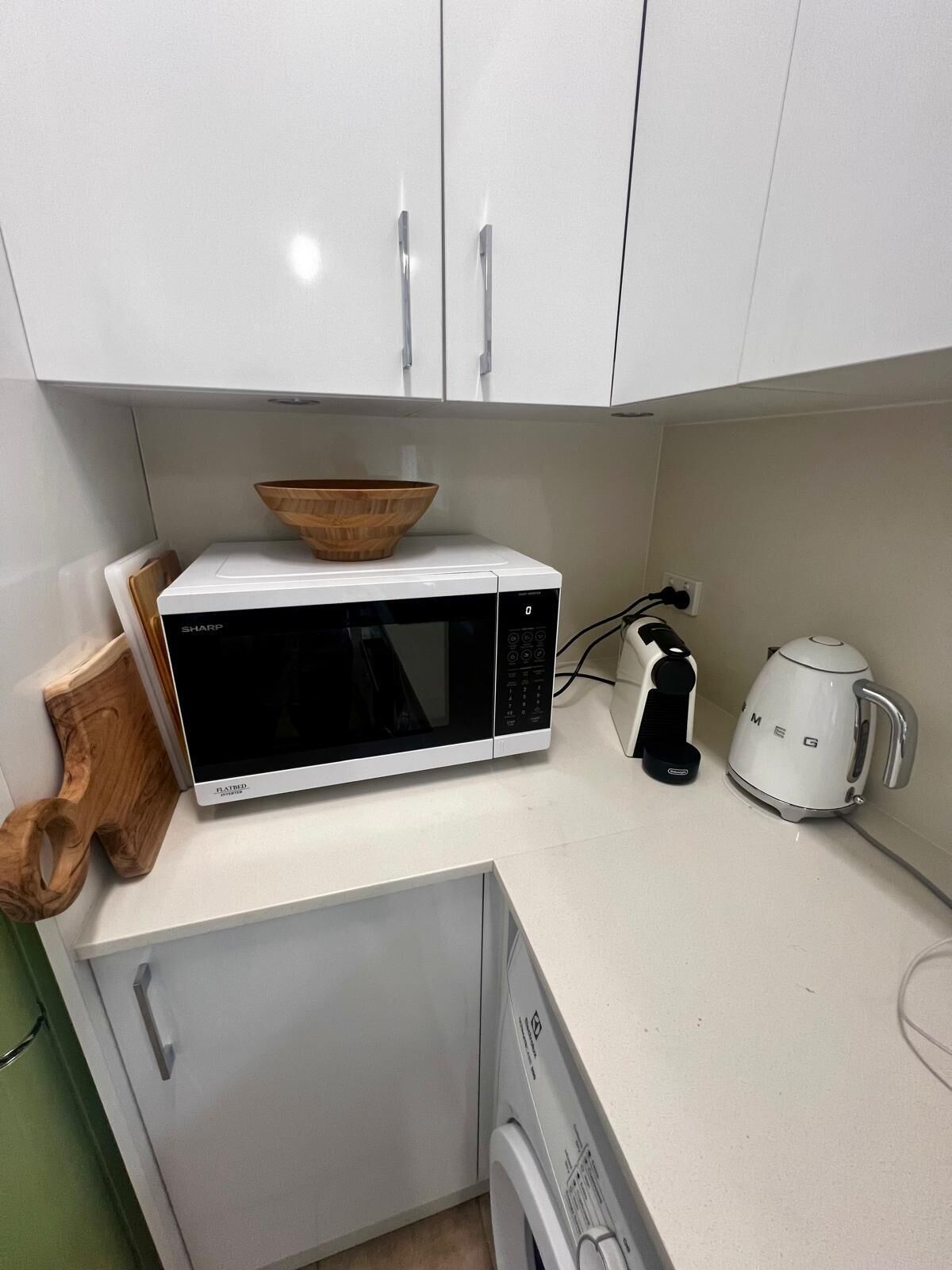 Um frigorífico/congelador grande, um micro-ondas, um forno 