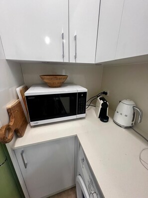 Geladeira grande, micro-ondas, fogão, cooktop