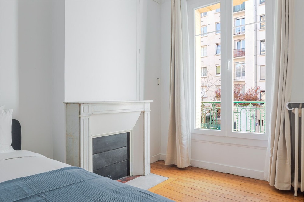 Blueground | Saint-Lambert, view, nr Eiffel Tower - Paris | Stayz