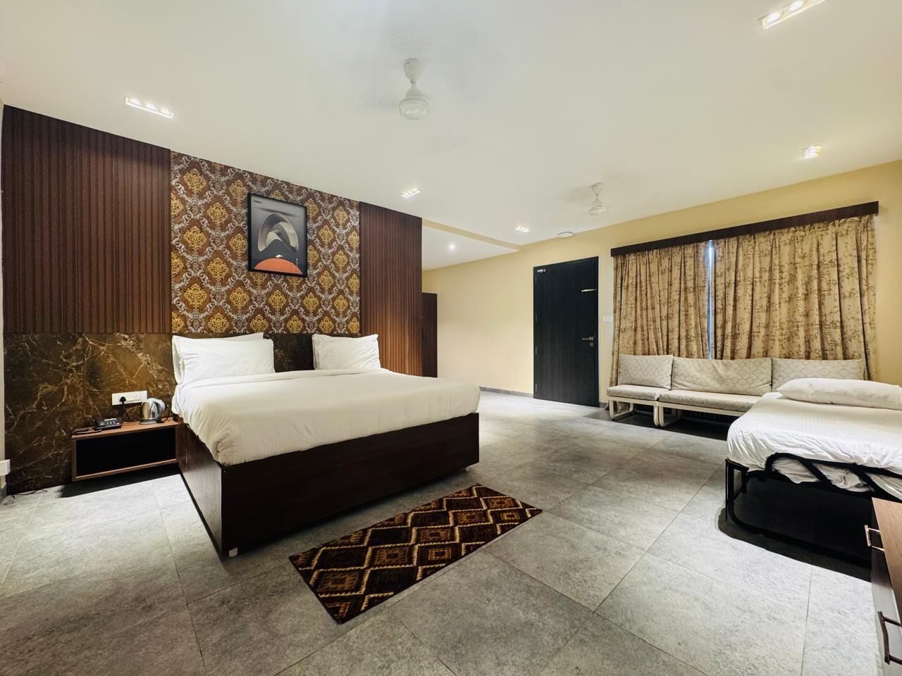 Estúdio júnior | Frigobar, escrivaninha, espaço de trabalho para notebook