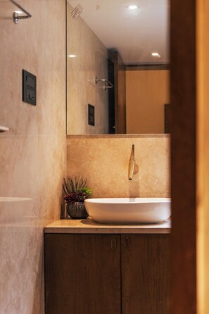 Quarto Duplo, varanda, vista para o jardim | Casa de banho | Chinelos, toalhas fornecidas, sabão, champô 