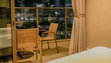 Suite Familiar, 3 quartos, acesso ao Club Lounge, Vista para a cidade | Lençóis de algodão egípcio, roupa de alta qualidade, edredões de penas