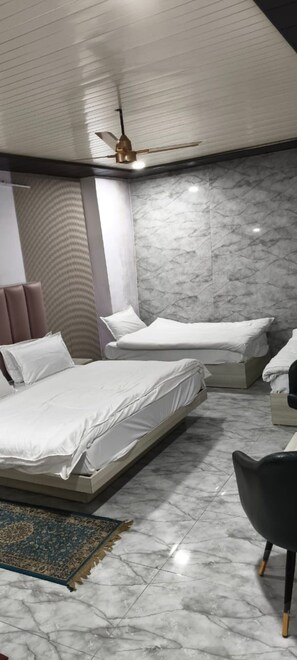 Quarto Quádruplo Comfort | Roupa de cama fornecida 