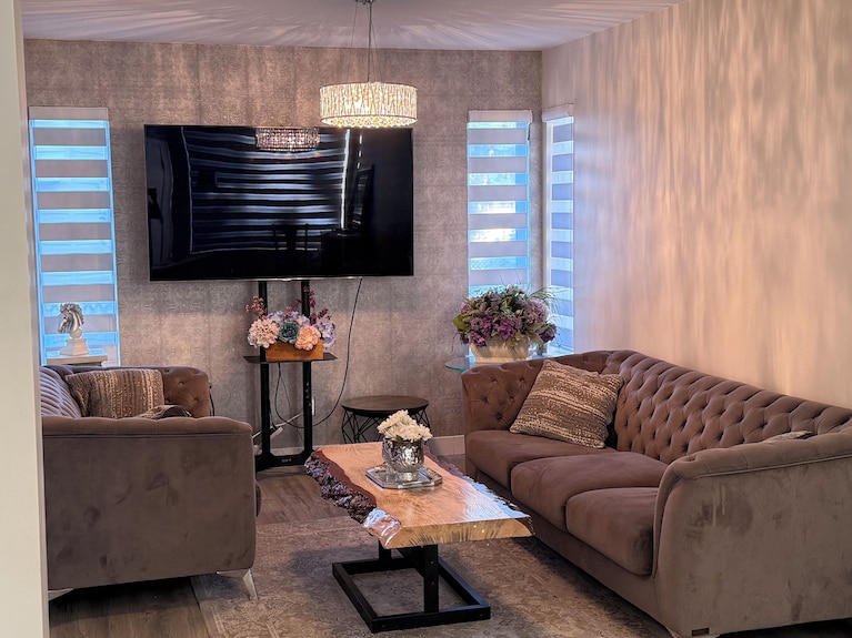 Beautiful, Luxurious Rooms In A Large House - Burnaby