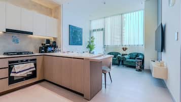 Apartamento Deluxe, varanda, Vista para a cidade | Sala de estar | Smart TV de 55 polegadas com canais digitais