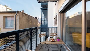 Apartamento conforto, vista para a cidade | Vista do quarto