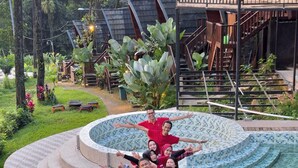 Uma piscina com borda azulejada e escadas que descem para a água.