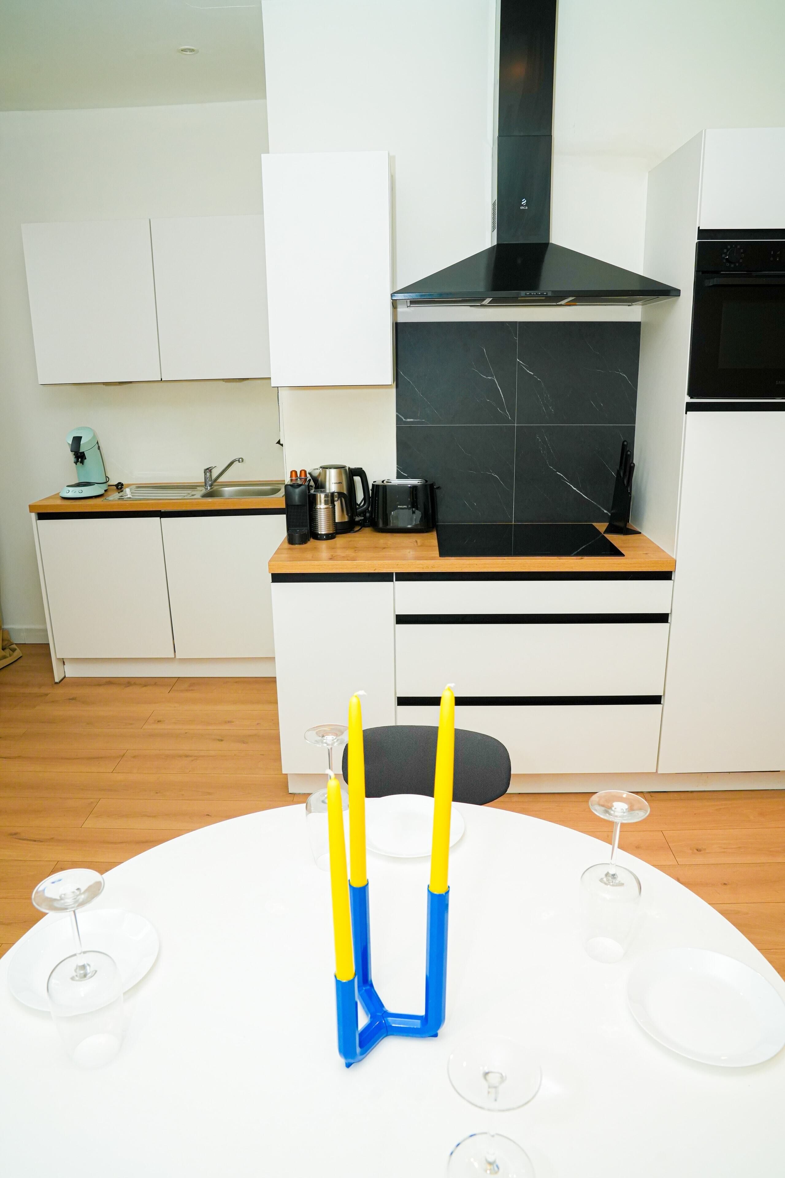 Apartamento Básico | Cozinha privada | Um frigorífico, um forno, uma placa de cozinha, utensílios de cozinha 