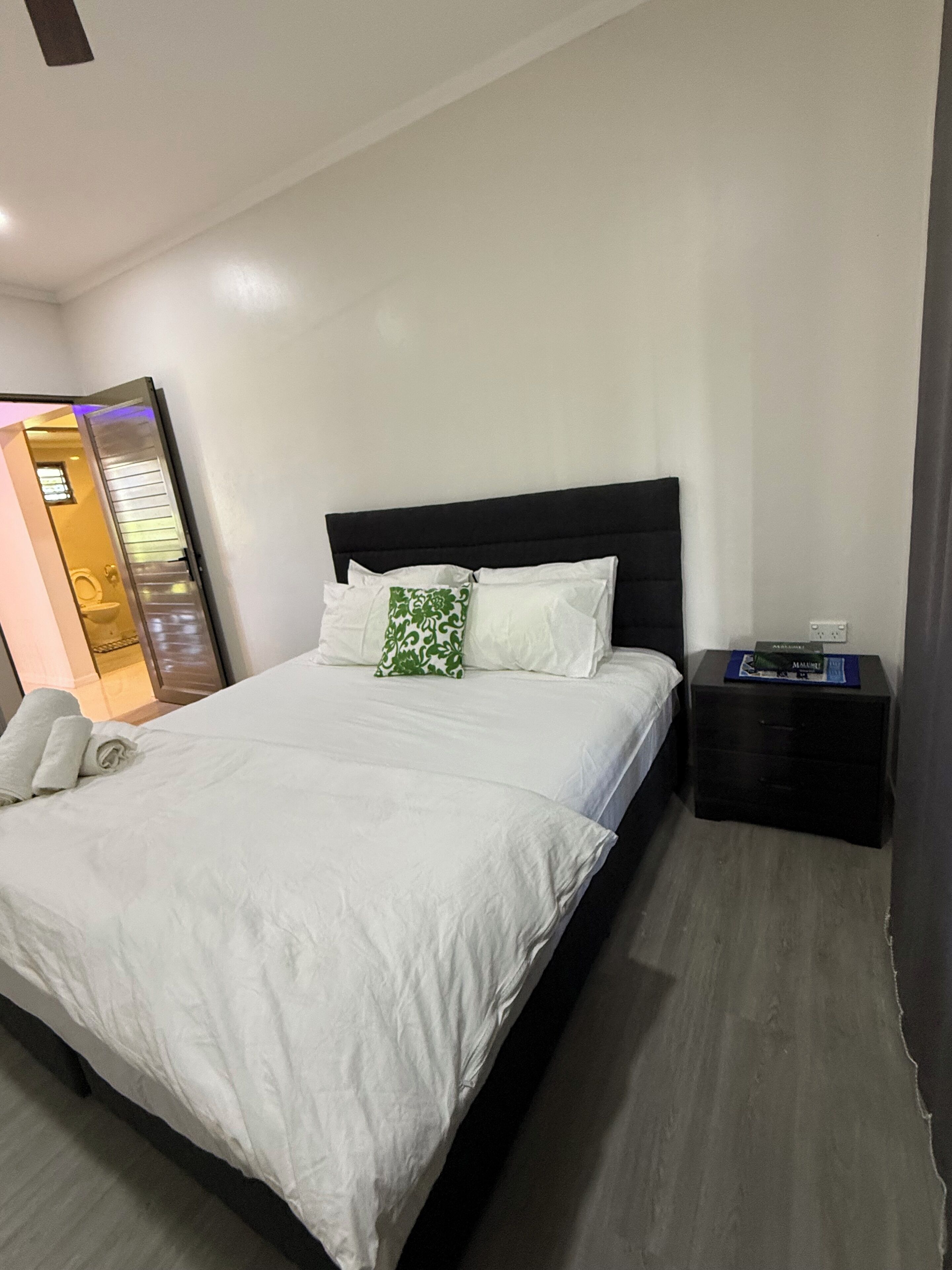 Apartamento superior, vista para a montanha | Espaço de trabalho para notebook, cortinas blackout