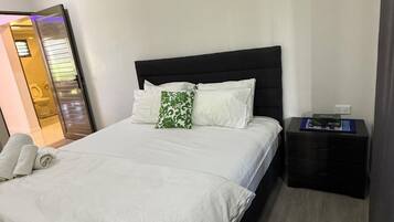 Apartamento superior, vista para a montanha | Espaço de trabalho para notebook, cortinas blackout