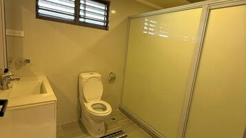 Apartamento superior, vista para a montanha | Banheiro | Chuveiro, produtos de toalete grátis, secador de cabelo