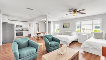 Um apartamento moderno com cozinha, dois quartos, sala de jantar e sala de estar.