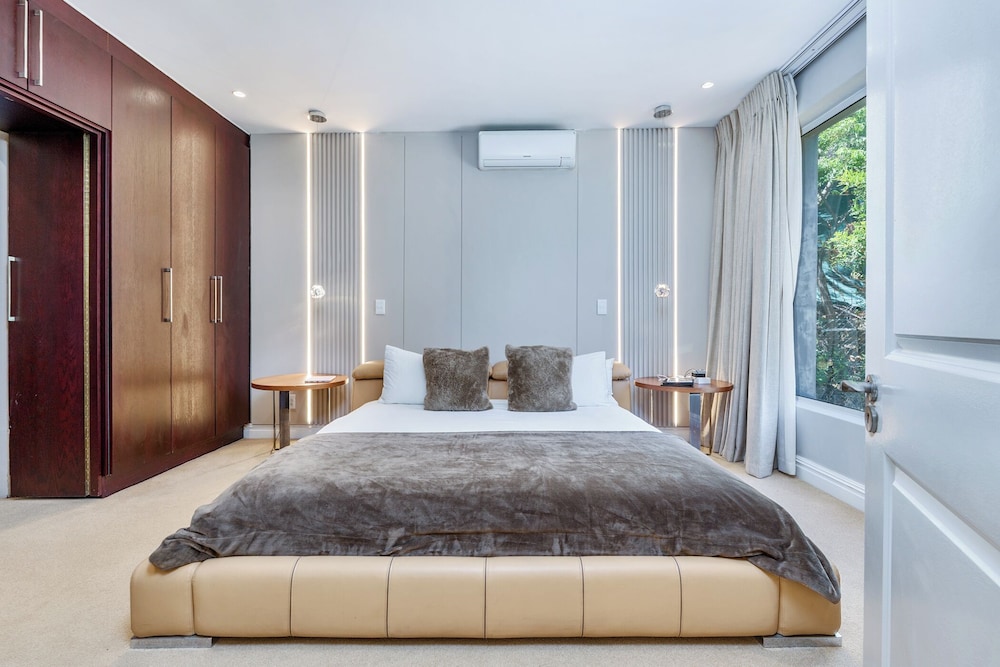 Luxury Camps Bay Penthouse:Stunning views of Atlantic, Table Mountain, Lion Head Reviews, Deals ...