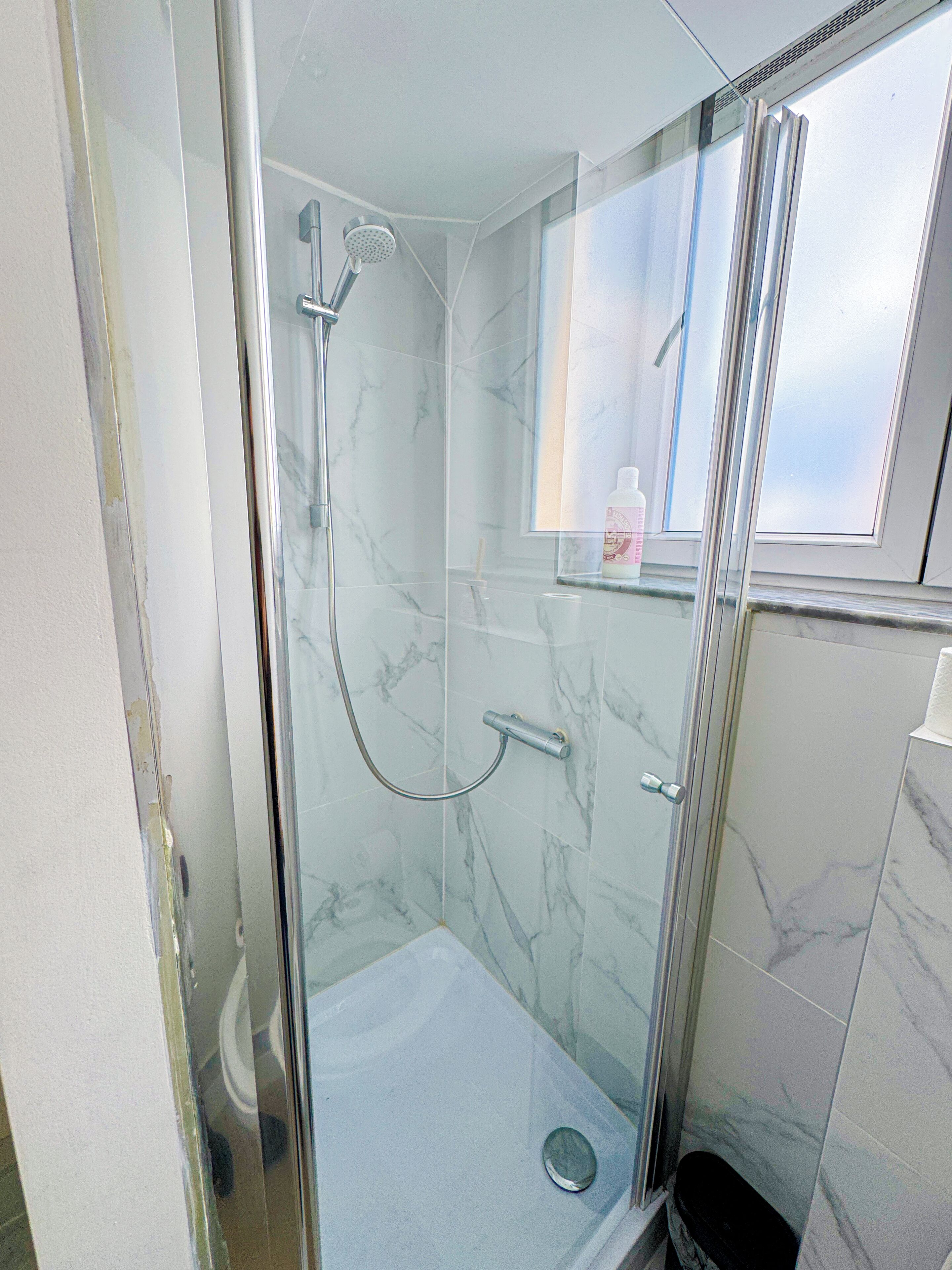 Apartamento Básico | Casa de banho | Um polibã, artigos de higiene pessoal grátis, um secador de cabelo 