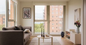 Apartamento Comfort | Sala de estar | Smart TV de 36 polegadas com canais digitais