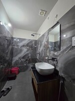 Quarto Clássico, varanda, vista para a montanha | Casa de banho | Um polibã, artigos de higiene pessoal grátis, toalhas fornecidas, sabão 