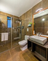 Quarto casal ou duplo luxo, vista para a colina | Banheiro | Chuveiro, secador de cabelo, toalhas de banho, sabonete