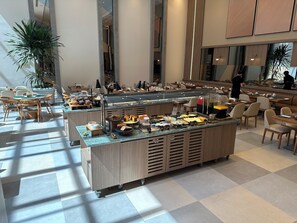 Café da manhã com buffet grátis todos os dias