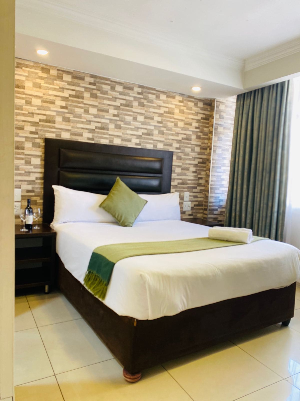 Quarto casal conforto, 1 cama Queen | Individualmente mobiliados, ferros/tábuas de passar roupa