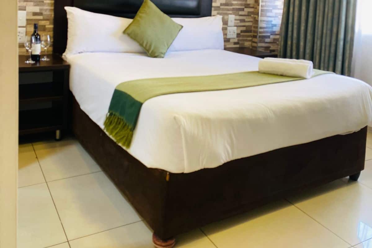 Quarto casal conforto, 1 cama Queen | Individualmente mobiliados, ferros/tábuas de passar roupa