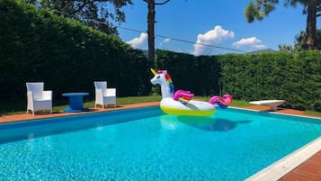 Piscina exterior sazonal, guarda-sóis, espreguiçadeiras