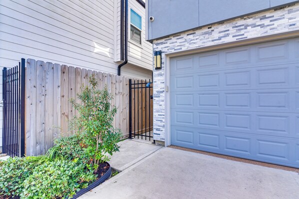 Pool Table & Fenced Yard: Home 5 Mi to NRG Stadium Reviews, Deals ...