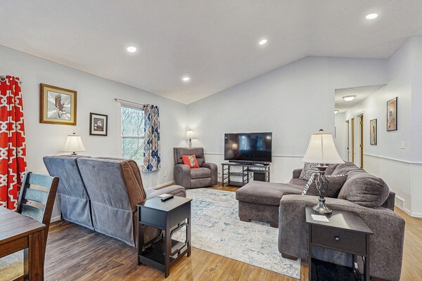 Charming 3br Home W/ Lake Access & Pool Table - Michigan