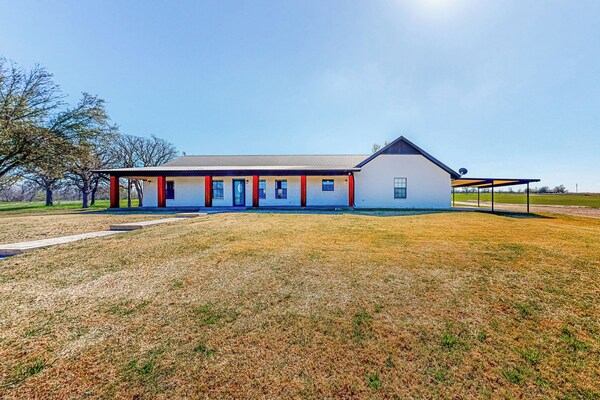 Expansive, Dog-friendly 3br W/ Pond, Pool, Patio - Milano, TX