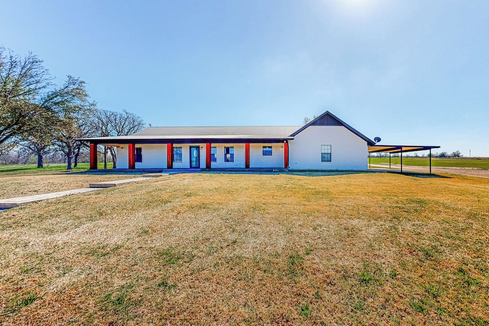 Expansive, Dog-friendly 3br W/ Pond, Pool, Patio - Milano