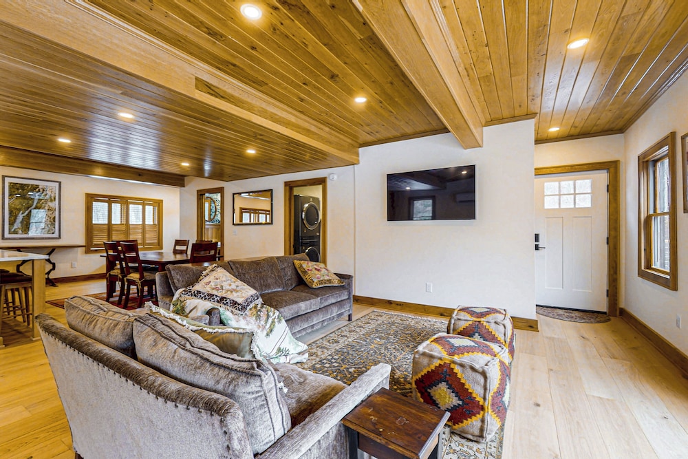 Newly Built Home W/ Deck, Large Yard & Fire Pit - Adirondacks