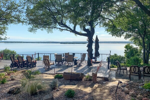 Lakefront Estate: Stunning Views, Deck, Bar & Dock - Runaway Bay, TX