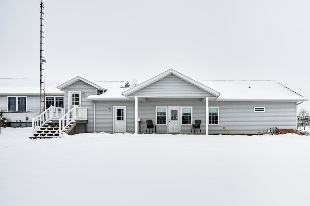 Patio & Grill! Quiet Country Stay Near Shipshewana - Middlebury, IN