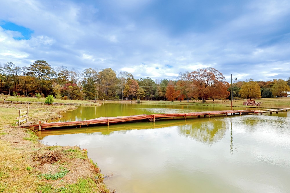 4br Waterview Home W/ Pool, Fire Pit & Fishing - Griffin, GA