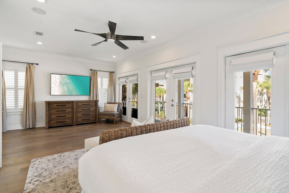 Sandy Cheeks - Stunning 4 Bedroom with 4 bikes & seconds to the Resort ...