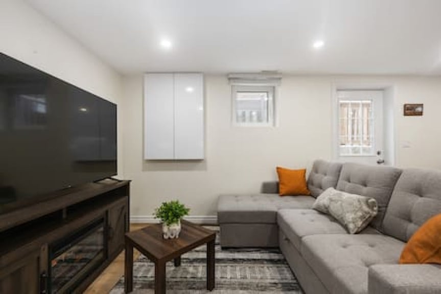 Bright Basement Home|family-friendly 3br Retreat - 피커링