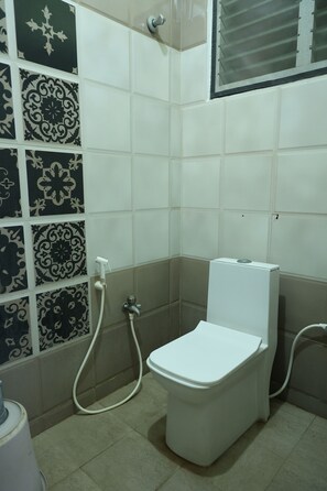 Quarto Clássico com Cama de Casal | Casa de banho | Um polibã, toalhas fornecidas 