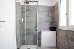 Apartamento Comfort em Condomínio Fechado, Vista para a cidade | Casa de banho | Toalhas fornecidas 