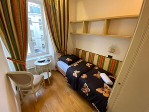 Quarto Clássico, 1 cama individual | Secretária, secretária adequada para computadores portáteis