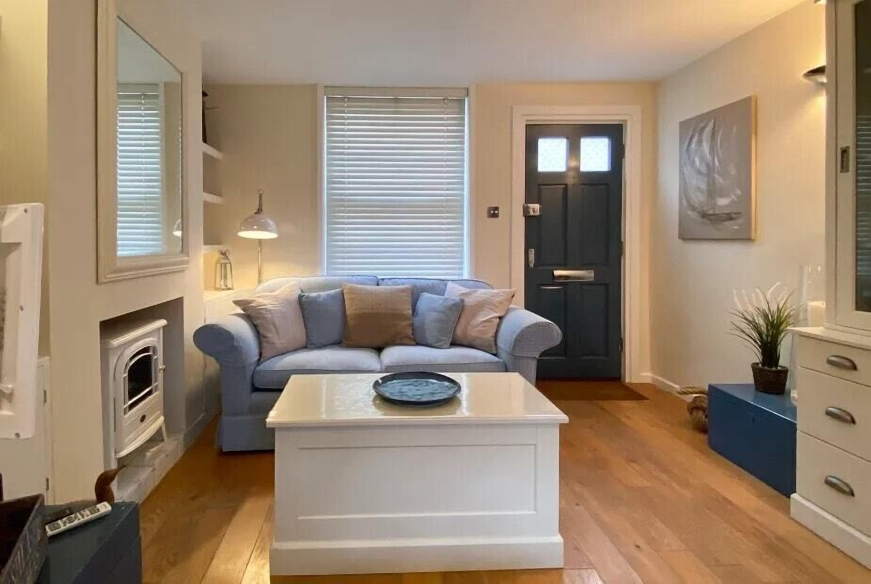 Starboard Light: Your Cosy River View Cottage - Brockenhurst