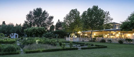Serviço de almoço e jantar; culinária francesa, vistas para o jardim