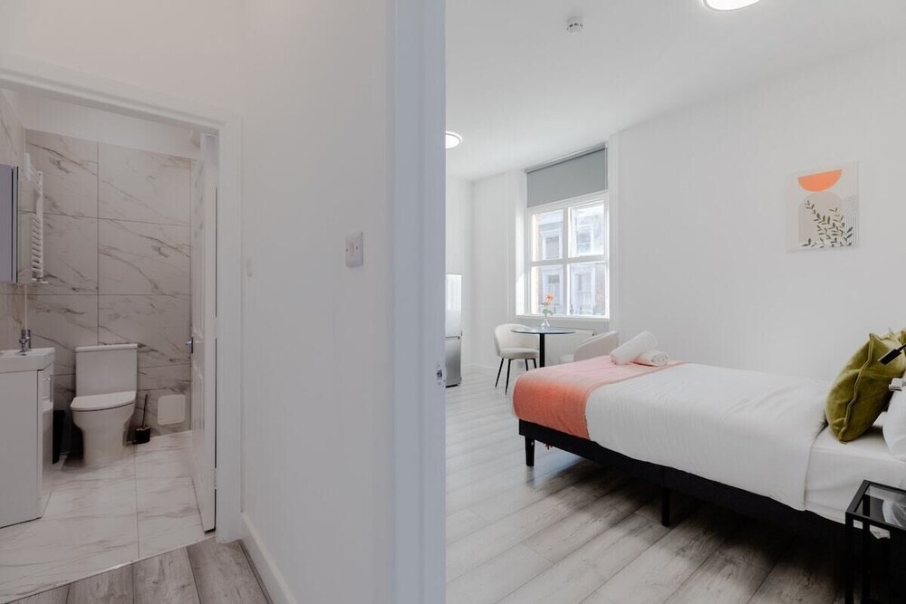 Urban Chic & Bright Studio | Kensington Area - London | Stayz