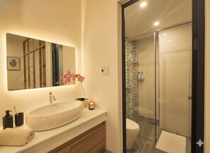 Apartamento Deluxe, 2 quartos, varanda | Casa de banho | Artigos de higiene pessoal grátis, um secador de cabelo, chinelos 