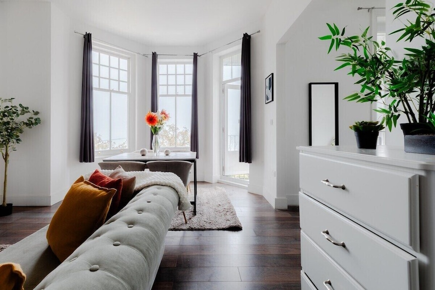 The Regency | Spacious Seafront Studio W/ Terrace! - 濱海紹森德