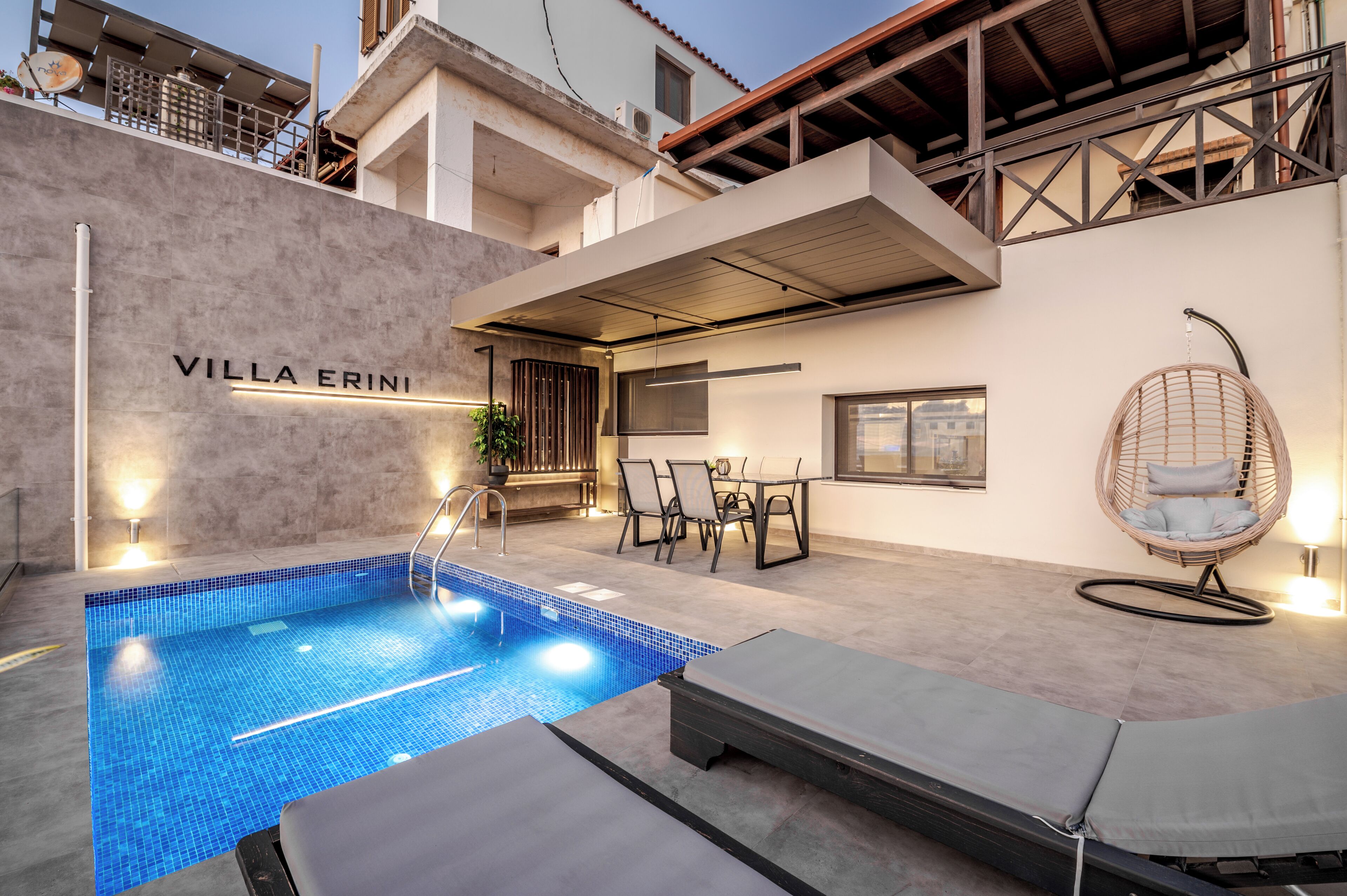 Piscina exterior, espreguiçadeiras 