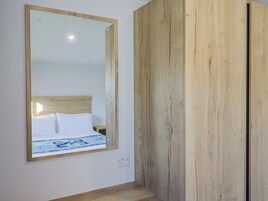 2 quartos, com decoração personalizada, com mobília individualizada 