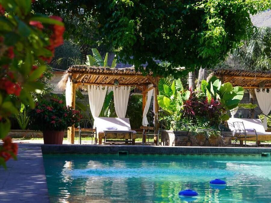 Piscina exterior, da(s) 13:00 à(s) 20:00, guarda-sóis, espreguiçadeiras