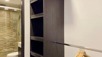 Apartamento, 3 quartos (103) | Banheiro | Chuveiro, produtos de toalete grátis, toalhas de banho, sabonete