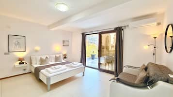 Estúdio Deluxe, varanda | Secretária, secretária adequada para computadores portáteis