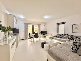 Apartamento de Luxo, varanda | Sala de estar | Televisor LCD de 42 polegadas com canais por cabo