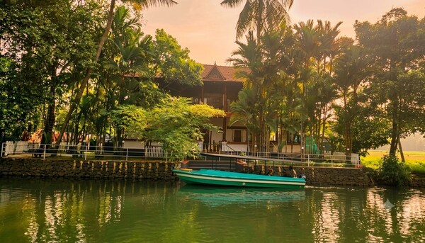 Backwater Retreat Resort - Kumarakom - Kottayam